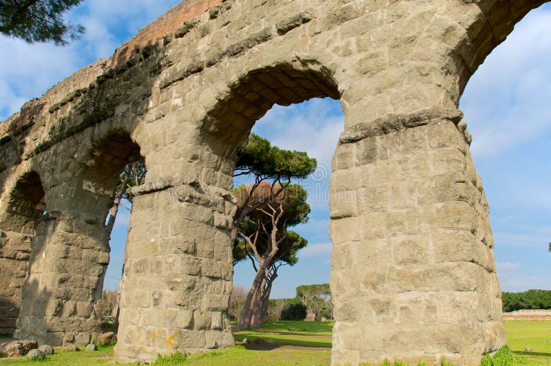 L'aquedotto Di Appio Claudio a Roma Immagine Stock - Immagine di erba ...