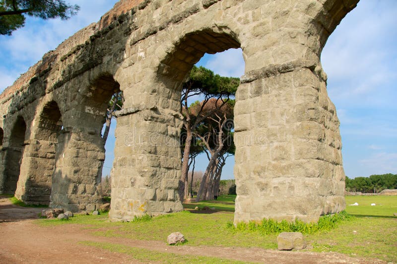 L'aquedotto Di Appio Claudio a Roma Immagine Stock - Immagine di erba ...