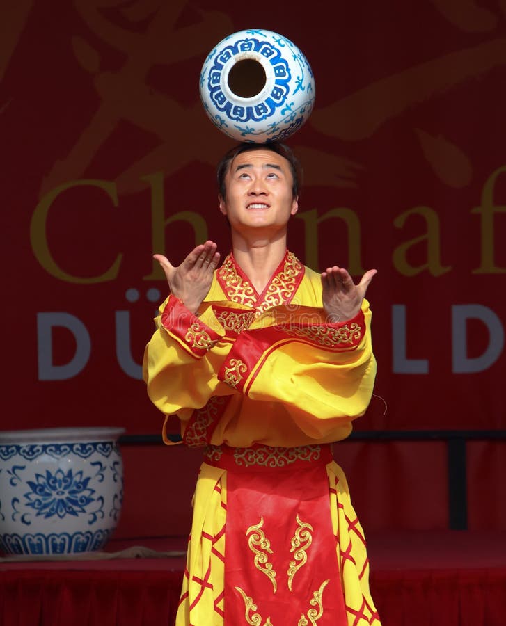 Acrobate Du Cirque Chinois D'état. Image stock éditorial - Image du ...