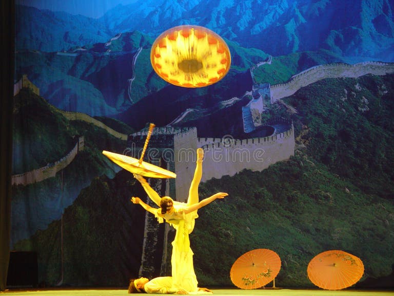 Acrobates chinois image éditorial. Image du exécutez - 43835135