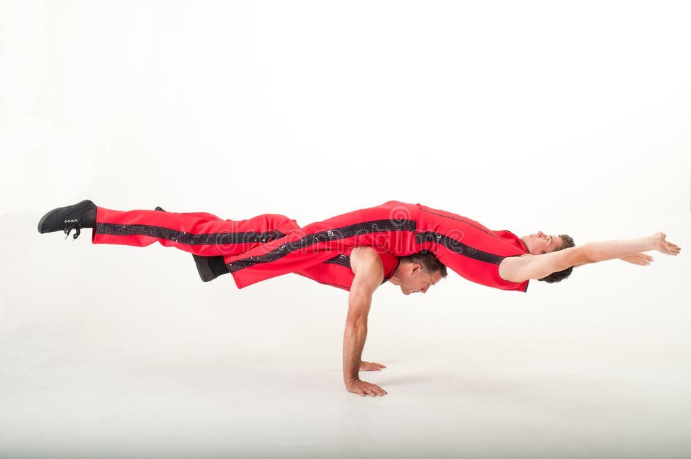 Acrobates de équilibrage photo stock. Image du pose, équilibre - 30682808