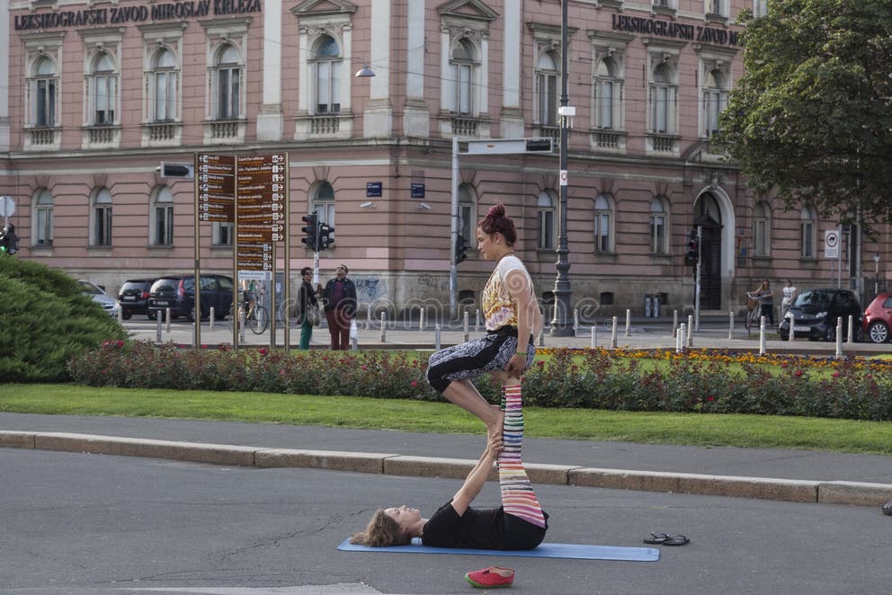 Acrobates de rue photo éditorial. Image du attrayant - 55923136