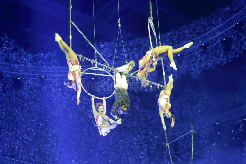 Acrobatica aerea complessa immagine editoriale. Immagine di circo ...