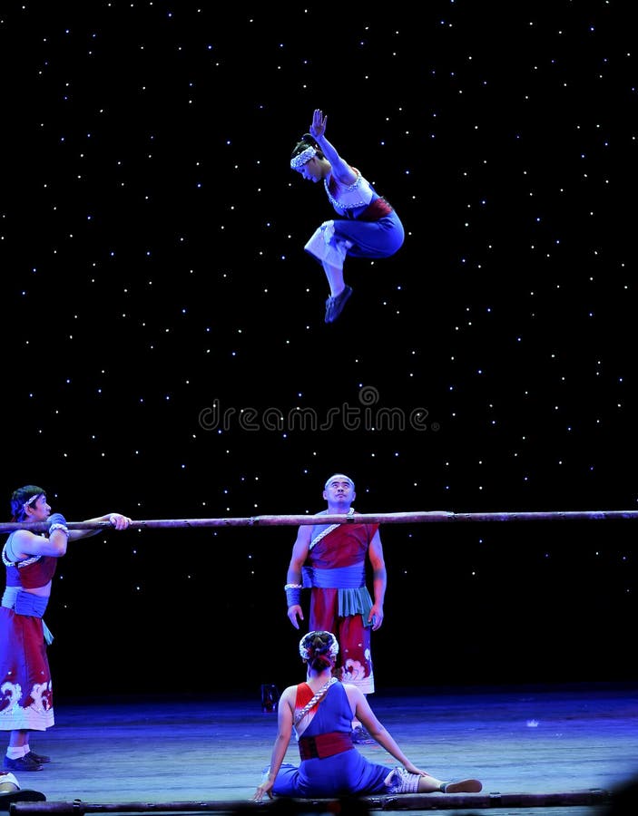 Acrobatiek-sprong Dikke Stok Redactionele Fotografie - Image of ...