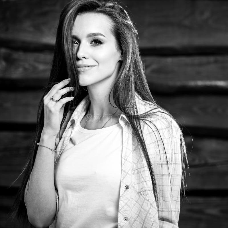 Actitud Morena Sensual Y De La Belleza Joven De La Mujer En Fondo De Madera Foto Negro Blanca