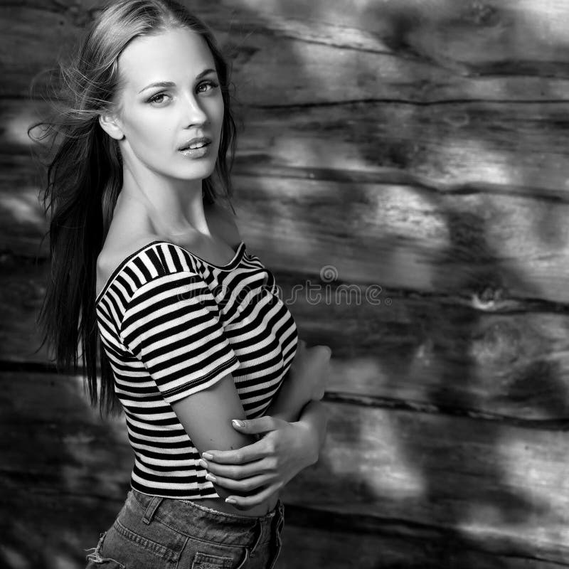 Actitud Rubia Sensual Y De La Belleza Joven De La Mujer En Fondo De Madera Foto Negro Blanca