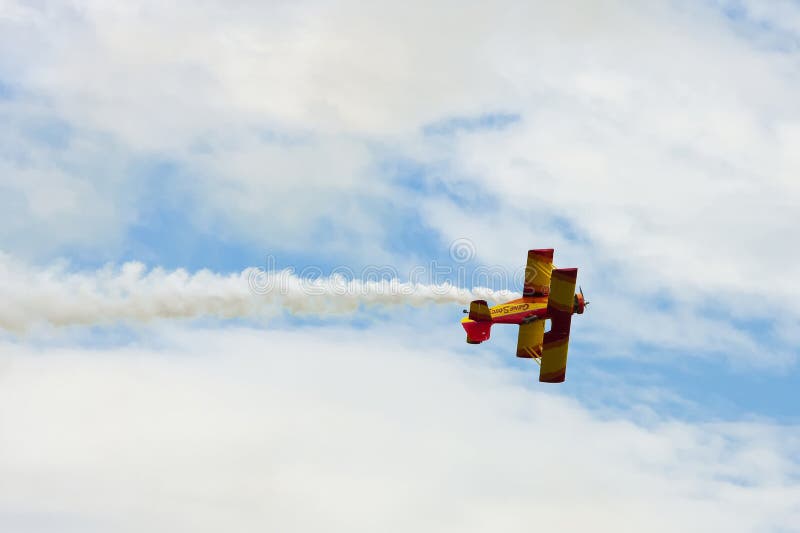 Acto Del Biplano En Airshow Foto editorial - Imagen de plano, amarillo ...