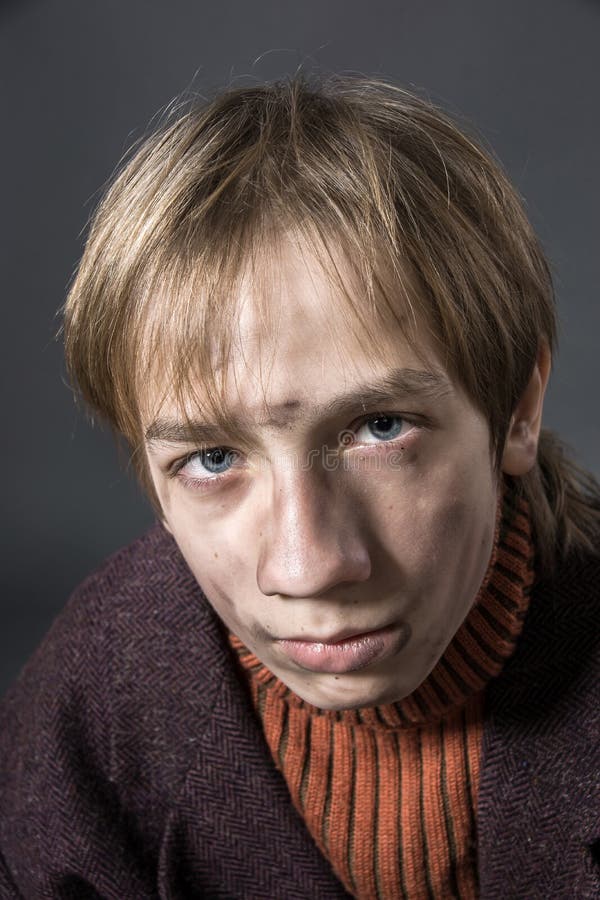 Actor Joven Que Muestra Al Mendigo Imagen de archivo - Imagen de negro ...