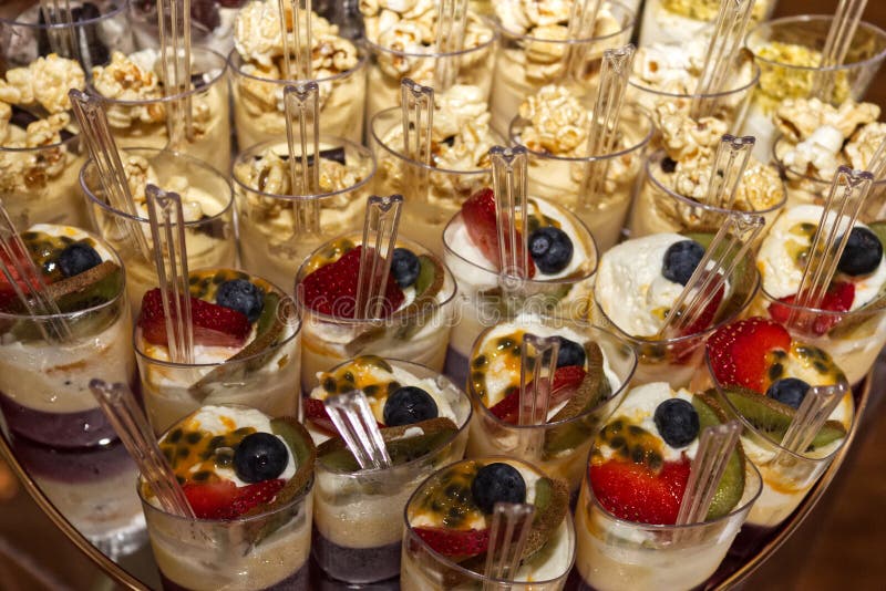 Actuales Postres Individuales Apetitosos Imagen de archivo - Imagen de ...