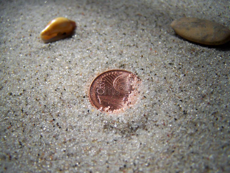 Acuñe en arena imagen de archivo. Imagen de dinero, moneda - 6225817