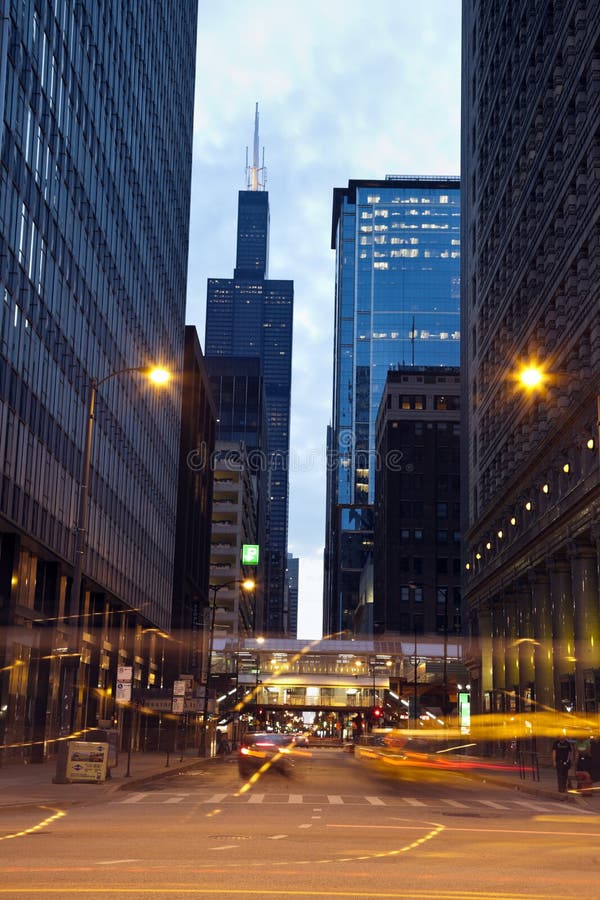 Adams Street and Willis Tower Editorial Photography - Image of traffic ...