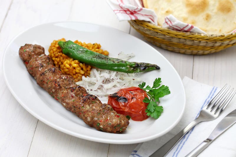 Adana kebab, turkisk mat fotografering för bildbyråer. Bild av peppar ...
