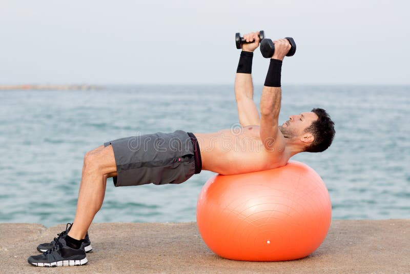 Addestramento Addominale Della Palla Al Mare Immagine Stock - Immagine ...