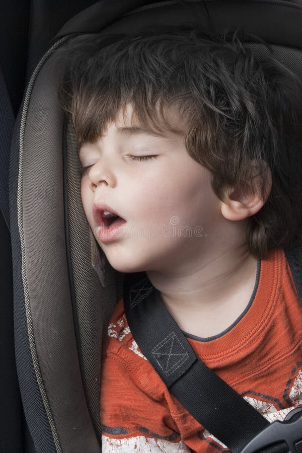 Addormentato Nel Seggiolino Dell'auto Fotografia Stock - Immagine di ...