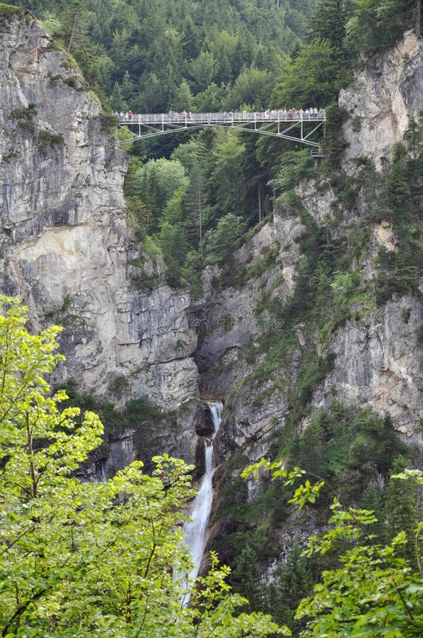 Brug over een diep ravijn stock foto. Image of kloof - 21537074