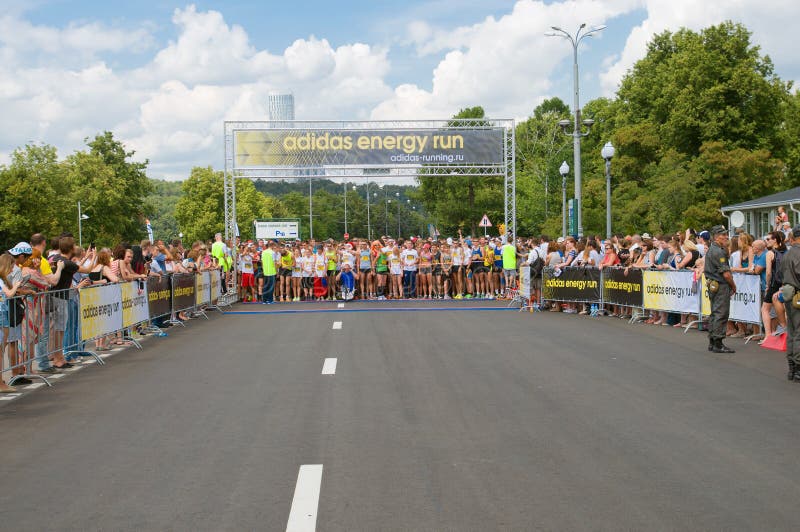 Adidas-het Begin Van De Energielooppas Redactionele Fotografie - Image ...