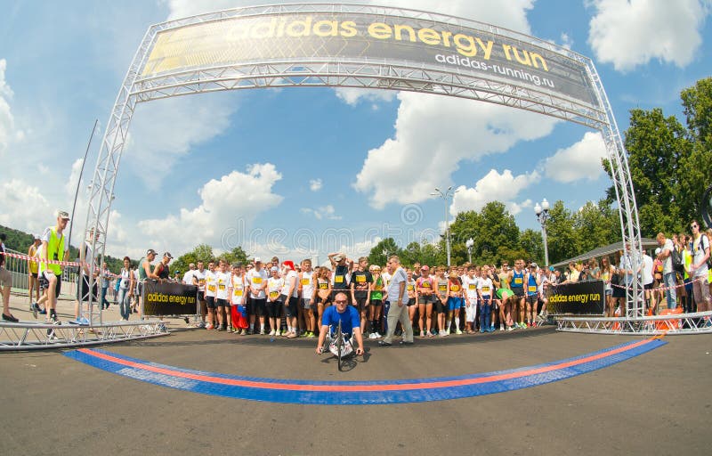 Adidas-het Begin Van De Energielooppas Redactionele Fotografie - Image ...
