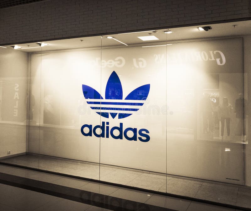 Adidas fotografía editorial. Imagen de departamento - 204109742