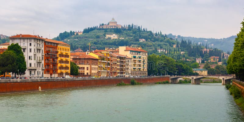 Adige-Fluss-Damm in Verona, Italien Stockbild - Bild von europa ...
