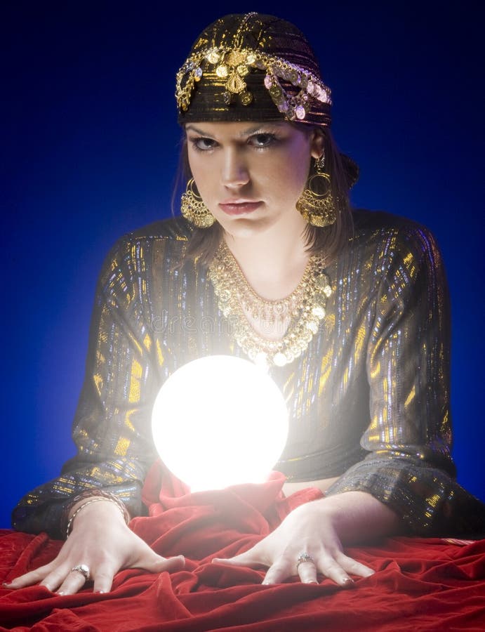 Adivino Con La Bola Cristalina Imagen de archivo - Imagen de oculto ...