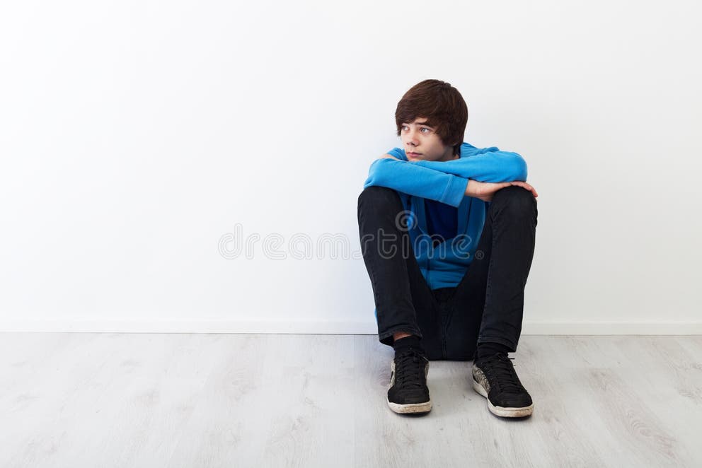 Adolescent pensif image stock. Image du brune, triste - 22875771