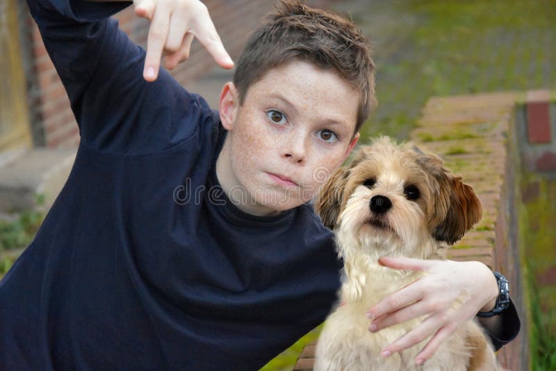 Adolescent Pose Heureux Avec Son Chien Havanais Image Stock Image Du