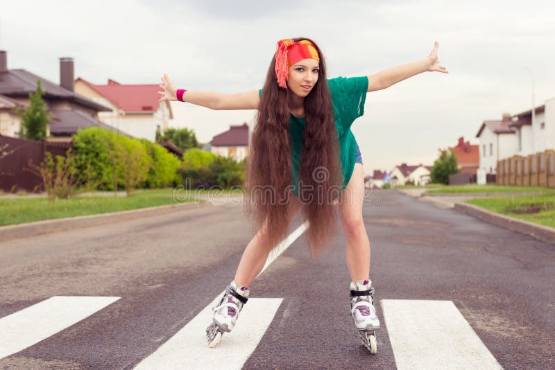Roller De Fille Dans La Ville De Rue Photo stock - Image du patineur ...