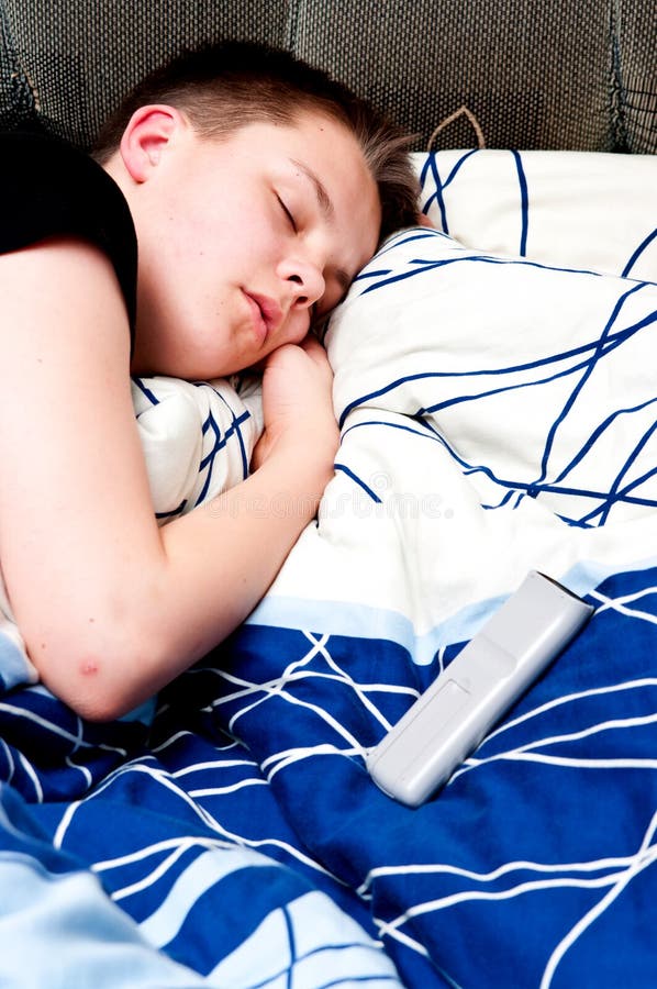 Adolescente addormentato immagine stock. Immagine di controllo - 13809055