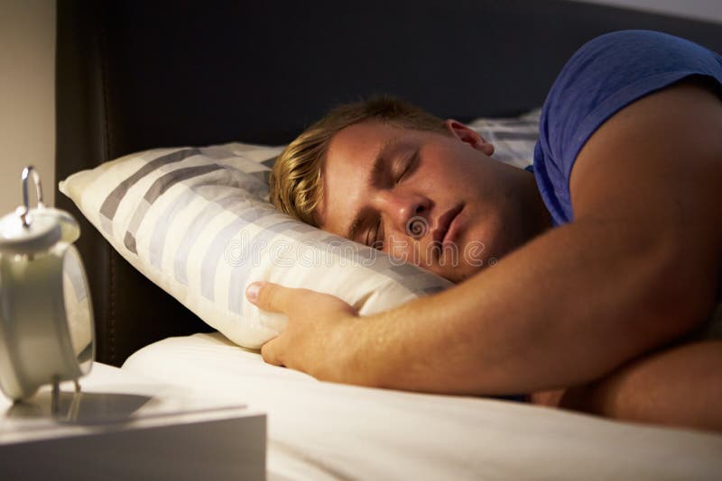 Adolescente Addormentato a Letto Alla Notte Fotografia Stock - Immagine ...