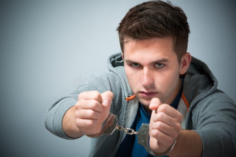 Un Adolescente Esposado Bebe De Una Botella De Cerveza Sobre Un Fondo ...