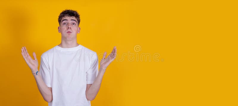 Adolescente Asombrado Y Aislado Foto de archivo - Imagen de cliente ...