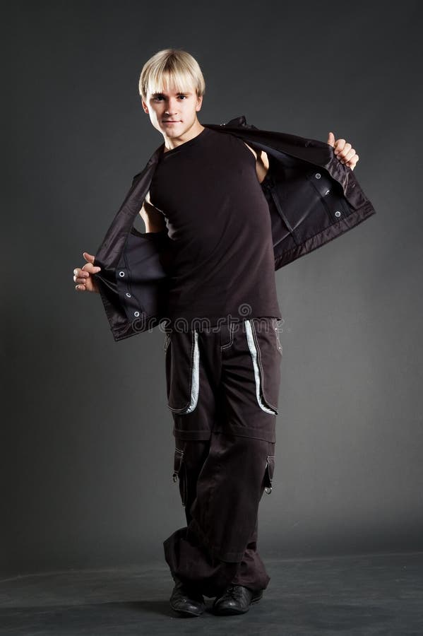 Adolescente Atractivo En Ropa Negra Imagen de archivo - Imagen de ...