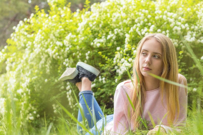 Adolescente Mignonne Lisant Un Livre En Parc De Ville Image Stock