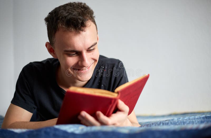Adolescente Con Un Libro In Un Giacimento Di Grano Immagine Stock