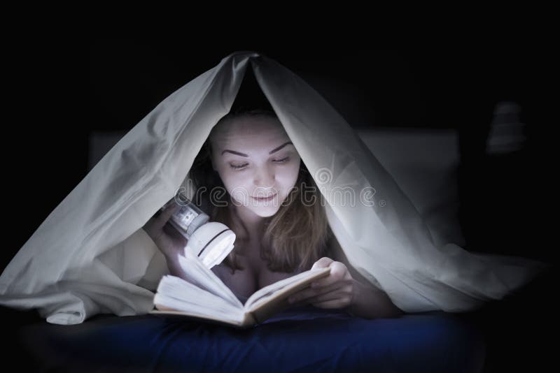 Adolescente Che Legge Un Libro a Letto Nell'ambito Delle Coperture ...