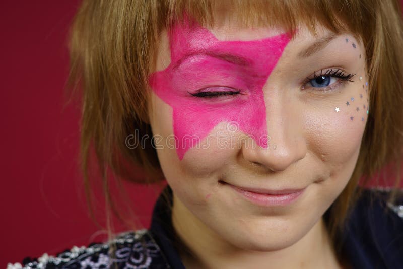 Adolescente Com a Estrela Cor-de-rosa Na Cara Imagem de Stock - Imagem ...