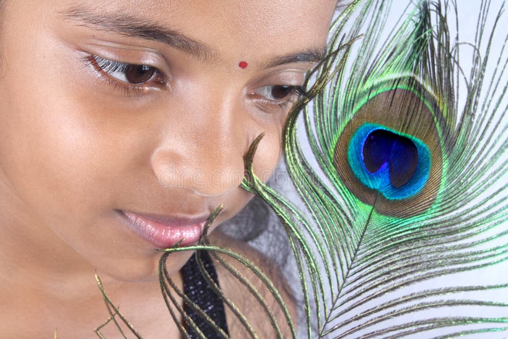 Adolescente Com Pena Do Pavão Foto de Stock - Imagem de alegria ...