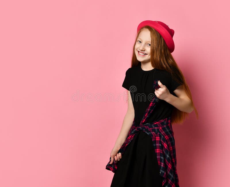 Adolescente Con Vestido Negro Y Sombrero Rojo Ajusta La Camisa A