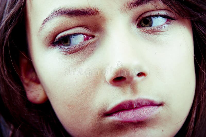 Adolescente distraída foto de archivo. Imagen de inseguro - 1802668