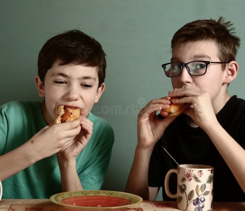 Adolescente Due Che Mangia Hot Dog in Fast Food Fotografia Stock ...