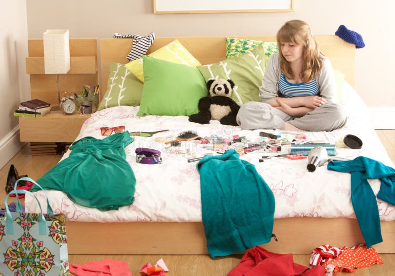 Adolescente En Dormitorio Desordenado Imagen de archivo - Imagen de ...