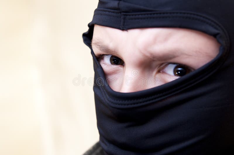 Adolescente Enojado Encapuchado Foto de archivo - Imagen de encapuchado ...