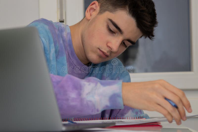 Adolescente Estudando Ou Escrevendo Imagem de Stock - Imagem de escreva ...