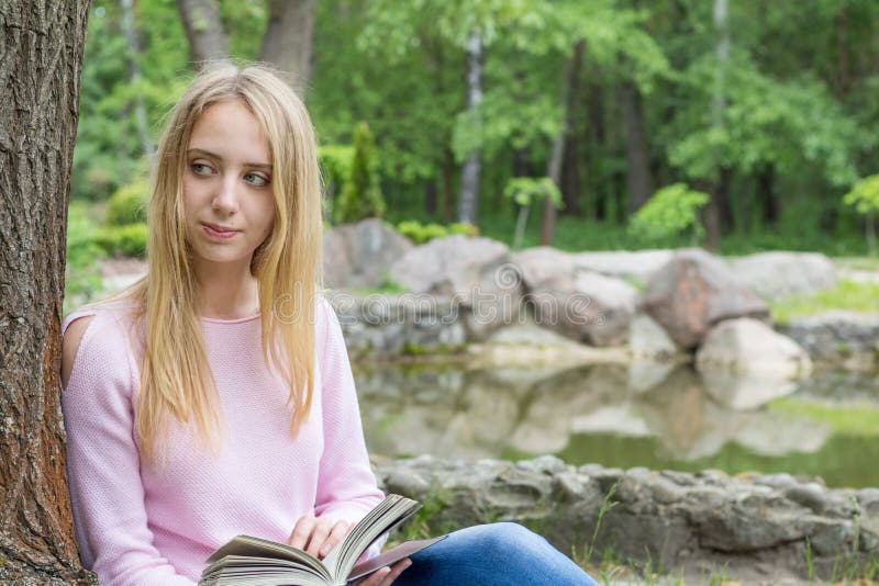 Adolescente Mignonne Lisant Un Livre En Parc De Ville Image Stock