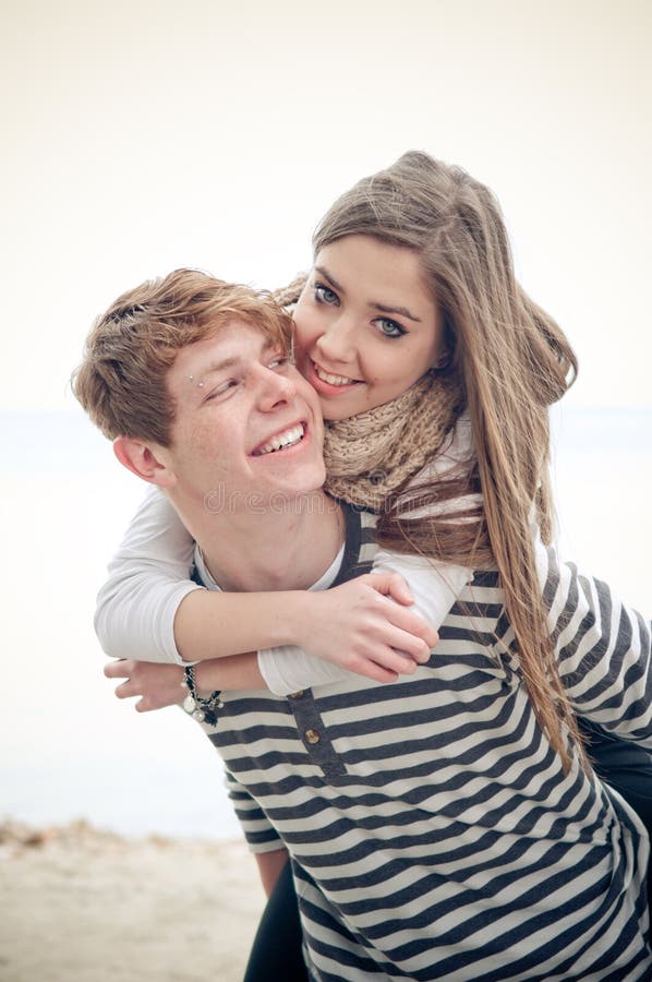 Couples Adolescents Heureux Photo stock - Image du verticale, type ...