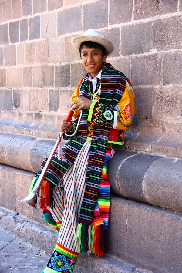 Adolescente Peruano En La Ropa Tradicional Foto editorial - Imagen de ...