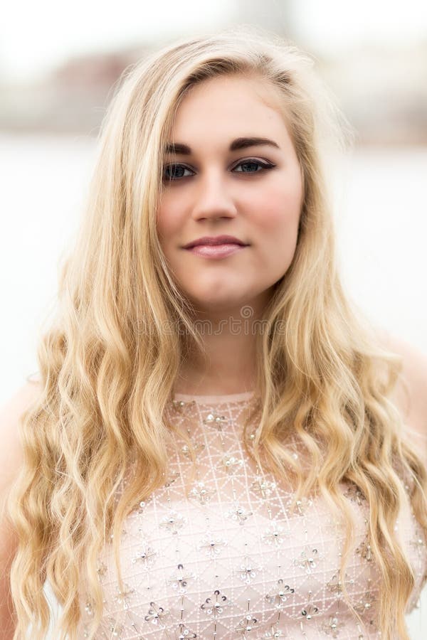 Adolescente Rubio Hermoso Con Los Ojos Azules Foto de archivo - Imagen ...