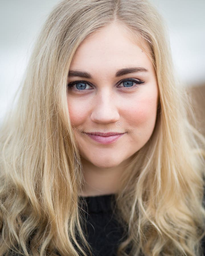 Adolescente Rubio Hermoso Con Los Ojos Azules Foto de archivo - Imagen ...