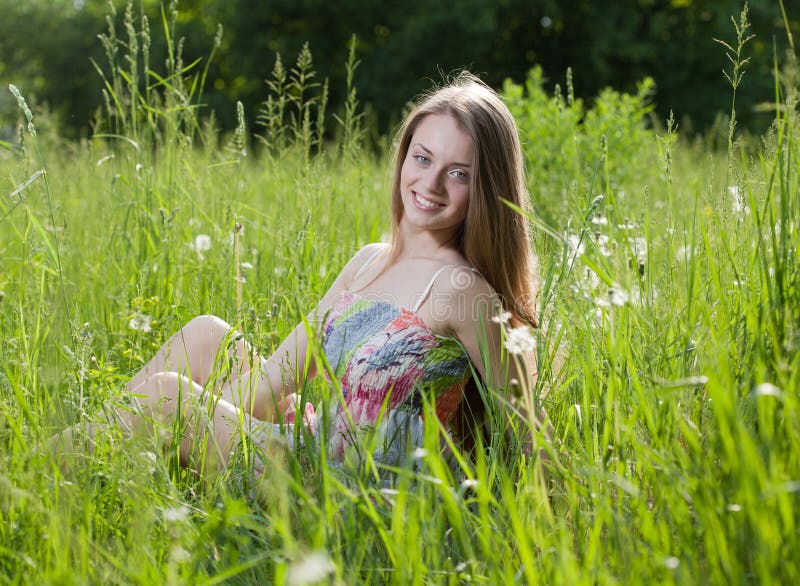 Adolescente Sasseyant Dans Lherbe Photo Stock Image Du Mode Cheveu
