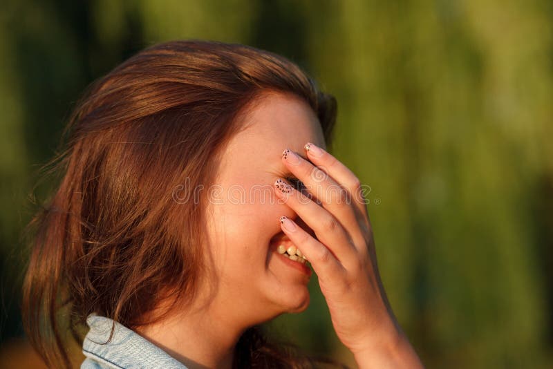 Adolescente timide image stock. Image du joyeux, verticale - 47605609